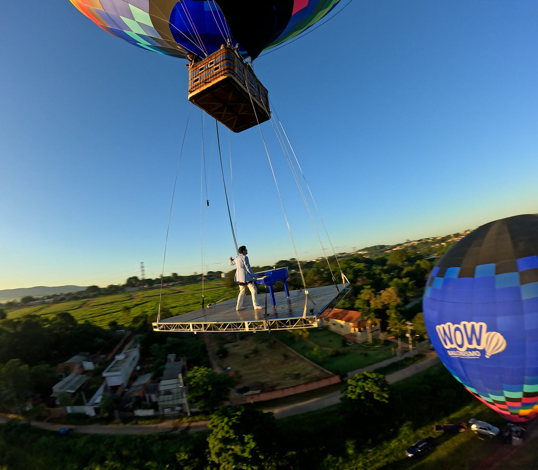 Piano a 3 mil pés: um voo de balão para ficar na história